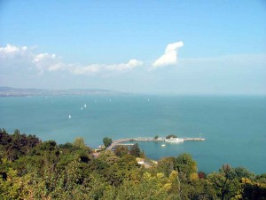 Der Balaton, auch als Plattensee genannt ist der größte Binnensee ...